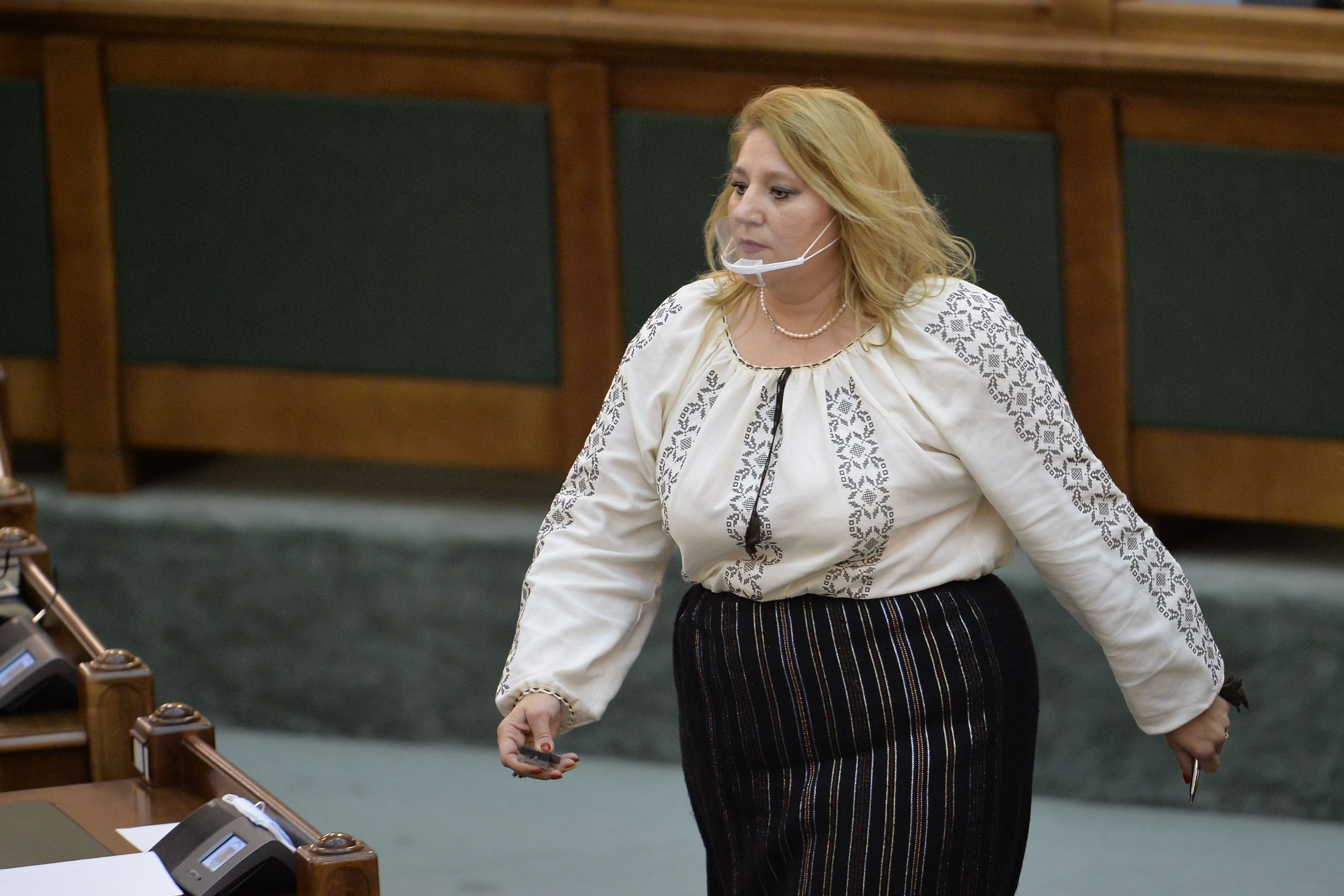 Ce mesaje subliminale transmite Diana Șoșoacă? - Solid News