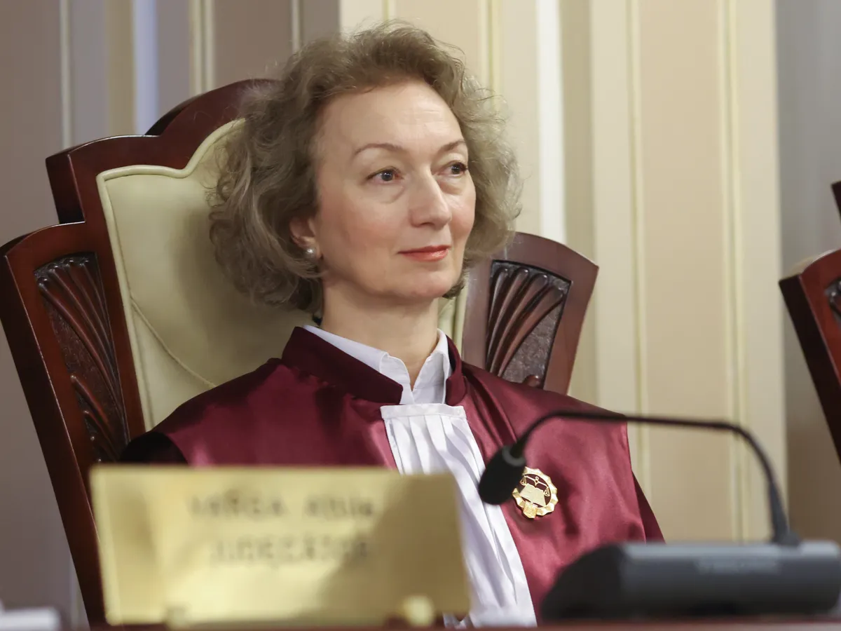 NEWSWEEK: CCR prinsă în “flagrant delict”! Judecători-pensionari ...